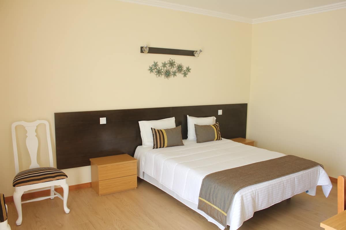 Apartamento, 2 quartos | Secretária, ferro/tábua de engomar, berços/camas para crianças grátis