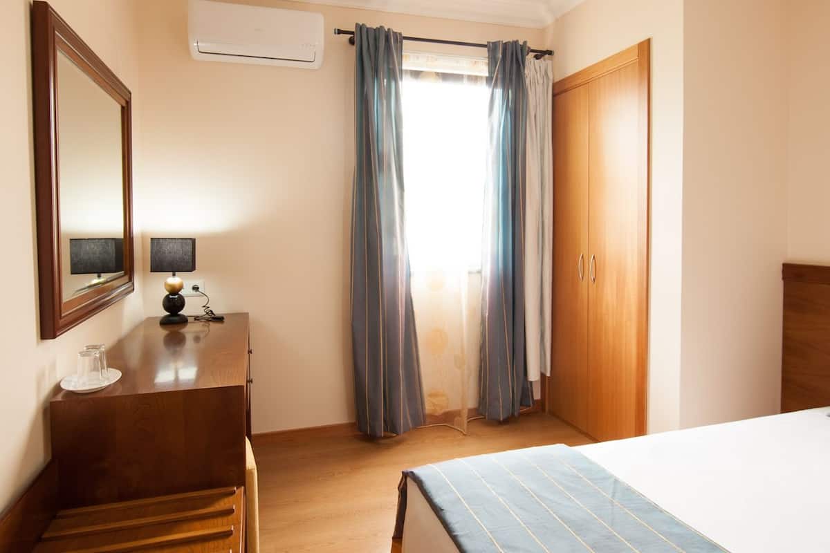 Quarto Duplo ou Twin Standard | Secretária, ferro/tábua de engomar, berços/camas para crianças grátis