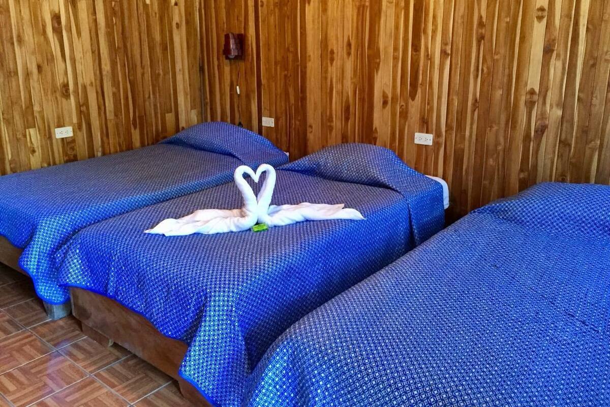 Quarto triplo clássico, 3 camas de solteiro, para não fumantes | Escrivaninha, camas extras/dobráveis (sobretaxa), Wi-Fi de cortesia
