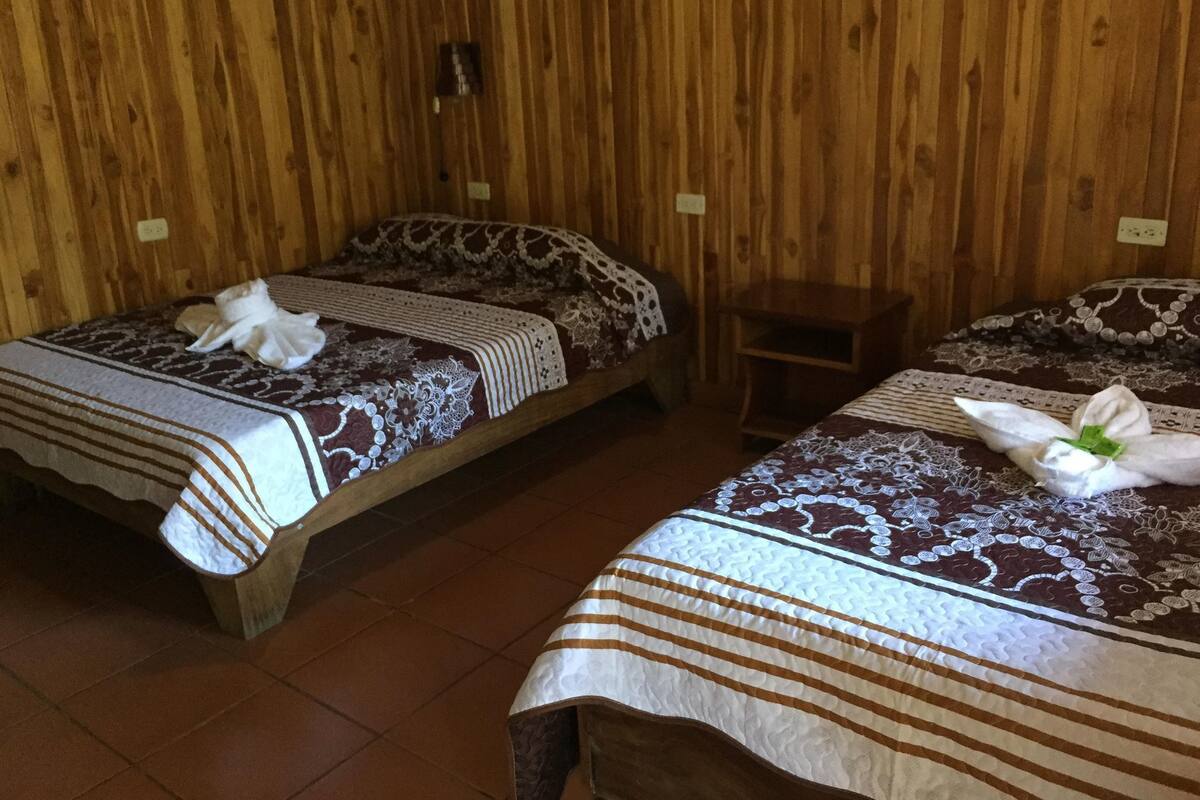 Quarto triplo clássico, várias camas, para não fumantes | Escrivaninha, camas extras/dobráveis (sobretaxa), Wi-Fi de cortesia