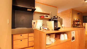 Um frigorífico, um micro-ondas, uma placa de cozinha
