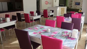Café da manhã com buffet grátis todos os dias