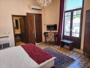 Quarto solteiro standard | Cofres nos quartos, escrivaninha, ferros/tábuas de passar roupa