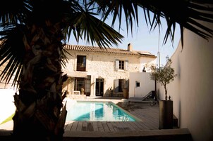 Piscina exterior, espreguiçadeiras