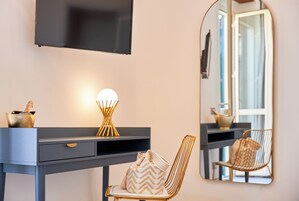 Quarto Duplo Deluxe, vista para o mar | Cofre no quarto, secretária 