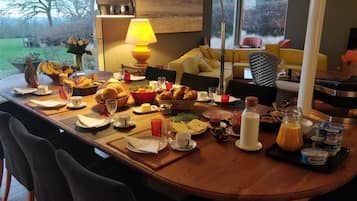 Pequeno-almoço completo diário (23 EUR por pessoa)