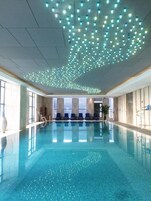 Piscina interna, espreguiçadeiras