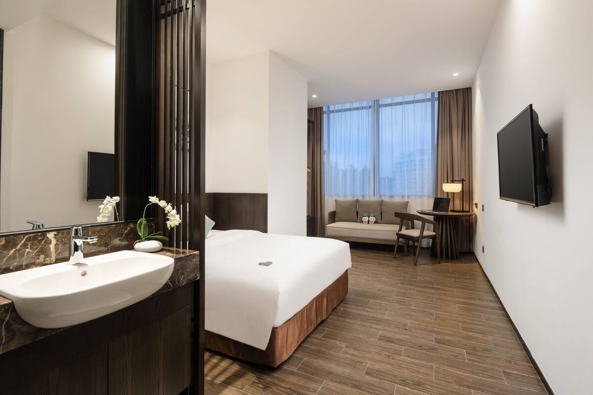 Quarto casal superior | Frigobar, escrivaninha, cortinas blackout, ferros/tábuas de passar roupa