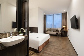 Quarto Duplo Superior | Minibar, secretária, cortinas/cortinados opacos, ferro/tábua de engomar