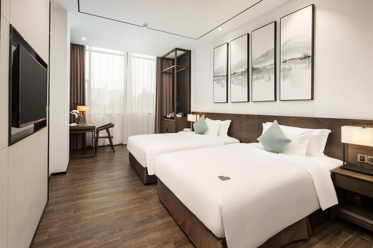 Quarto duplo luxo | Frigobar, escrivaninha, cortinas blackout, ferros/tábuas de passar roupa