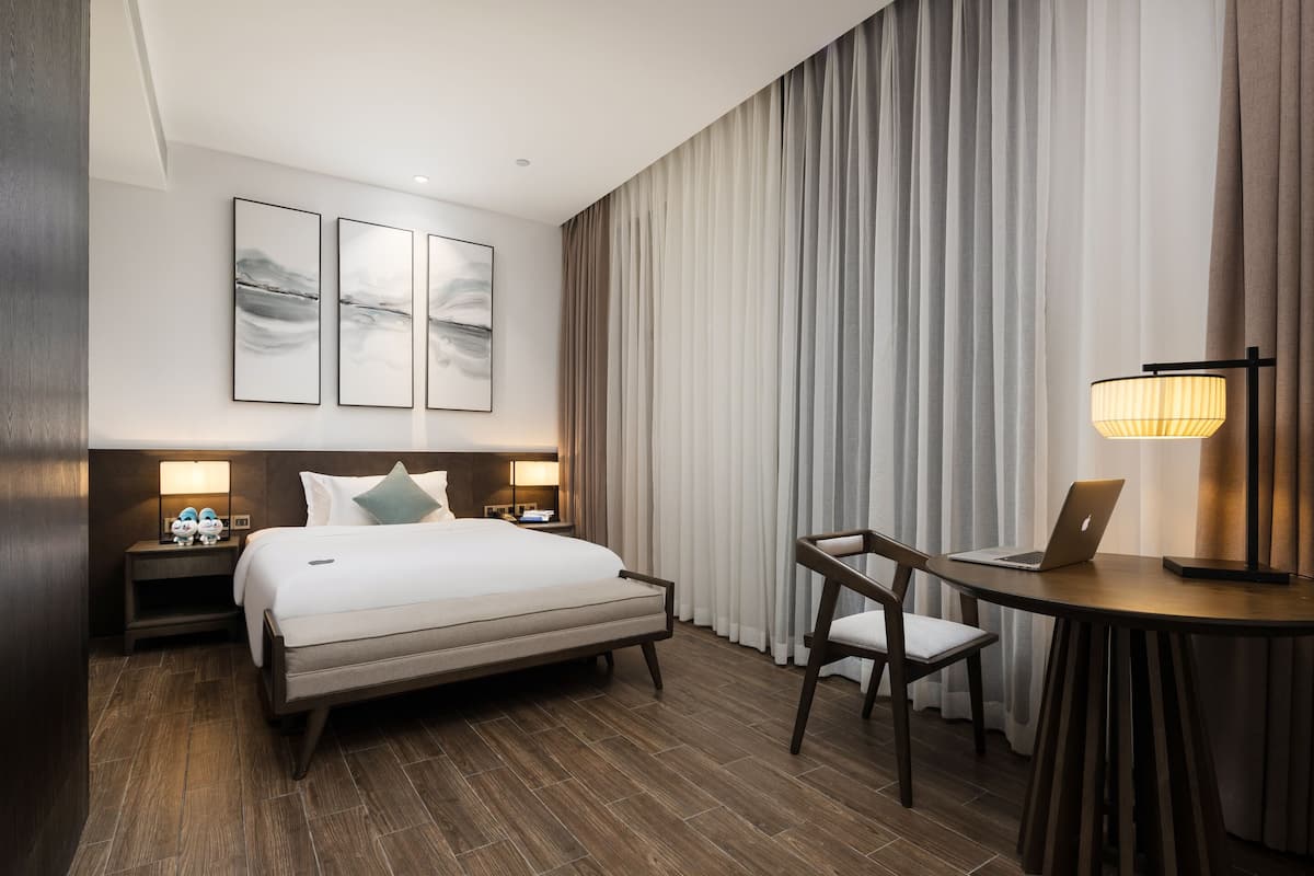 Quarto casal ou duplo exclusivo | Frigobar, escrivaninha, cortinas blackout, ferros/tábuas de passar roupa