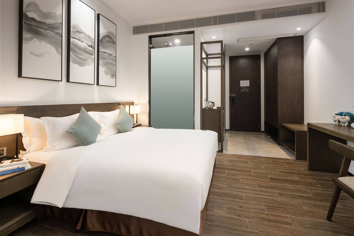Quarto casal ou duplo luxo | Frigobar, escrivaninha, cortinas blackout, ferros/tábuas de passar roupa