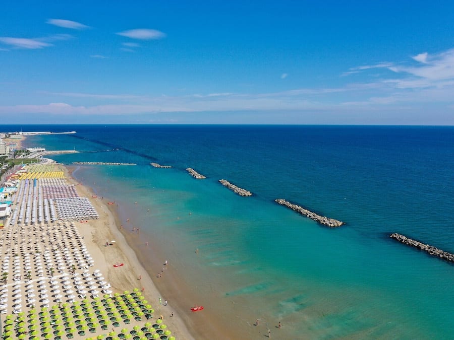 Na praia, praia de areia branca, bares na praia
