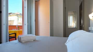 Quarto Duplo ou Twin Económico, varanda | Cofre no quarto, secretária, berços/camas para crianças, Wi-fi grátis