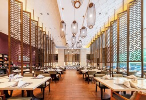 2 restaurantes: servem pequenos-almoços, almoços e jantares