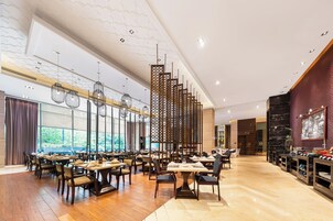 2 restaurantes: opção de café da manhã, almoço e jantar