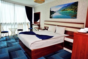 Quarto Familiar | Minibar, cofre no quarto, secretária, Wi-fi grátis 