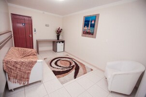 1 quarto, frigobar, escrivaninha, quartos à prova de som