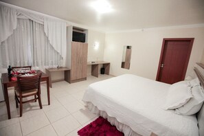 1 quarto, frigobar, escrivaninha, quartos à prova de som
