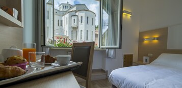 Quarto casal ou duplo clássico, vista para a cidade | 1 quarto, roupas de cama premium, escrivaninha, Wi-Fi de cortesia