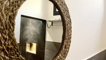 Quarto casal luxo | Banheiro | Chuveiro, produtos de toalete grátis, roupões de banho, toalhas de banho