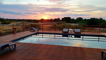 Piscina externa sazonal, espreguiçadeiras