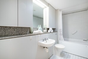Apartamento, 2 quartos | Casa de banho | Artigos de higiene pessoal grátis, um secador de cabelo 