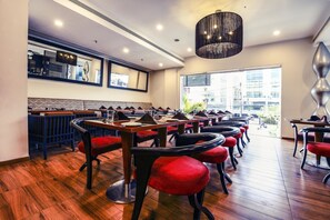 Café da manhã, almoço e jantar; culinária internacional