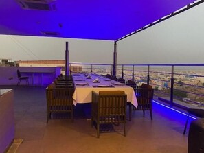 Café da manhã, almoço e jantar; culinária internacional