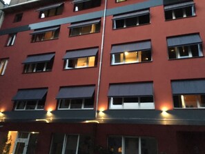 Fachada do alojamento (tarde/noite)