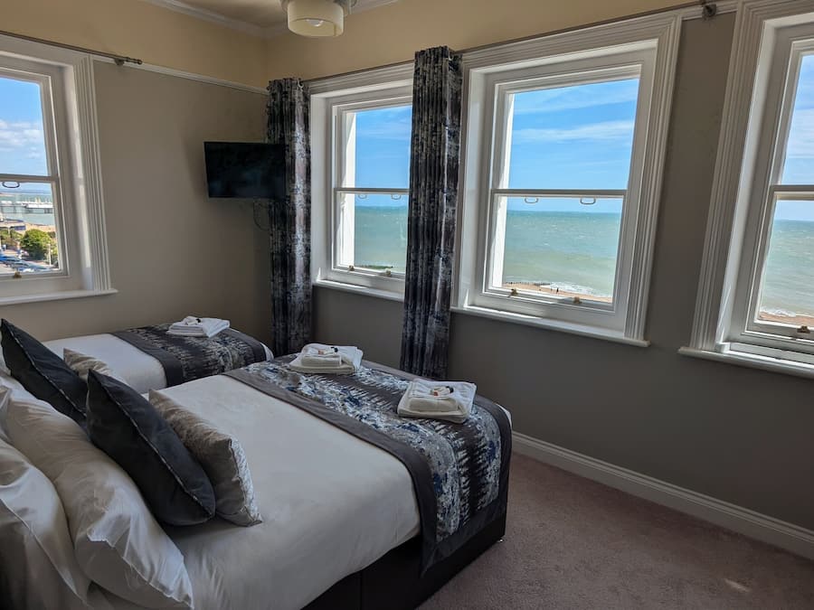 Superior Triple Room with Sea View | Cofre no quarto, secretária, ferro/tábua de engomar, Wi-fi grátis