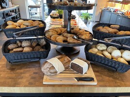 Quarto Triplo Standard, casa de banho privativa | Pequeno-almoço | Pequeno-almoço mediante uma taxa