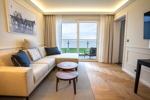 Junior suite Meerblick | Área de estar | TV, pisos aquecidos