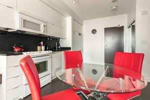 Apartamento de Luxo em Condomínio Fechado, 2 quartos, vista para o lago | Sala de estar | TV de ecrã plano 