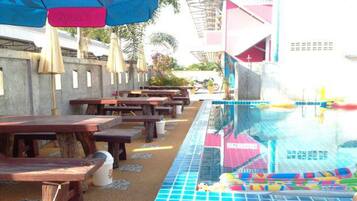 Piscina interna, piscina externa, guarda-sóis, espreguiçadeiras