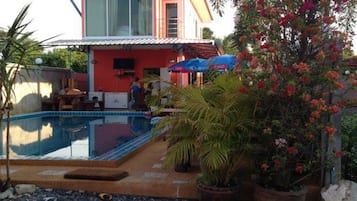 Piscina interna, piscina externa, guarda-sóis, espreguiçadeiras