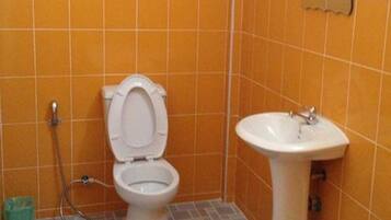 Quarto casal standard | Banheiro | Chuveiro/banheira combinados, banheira de imersão