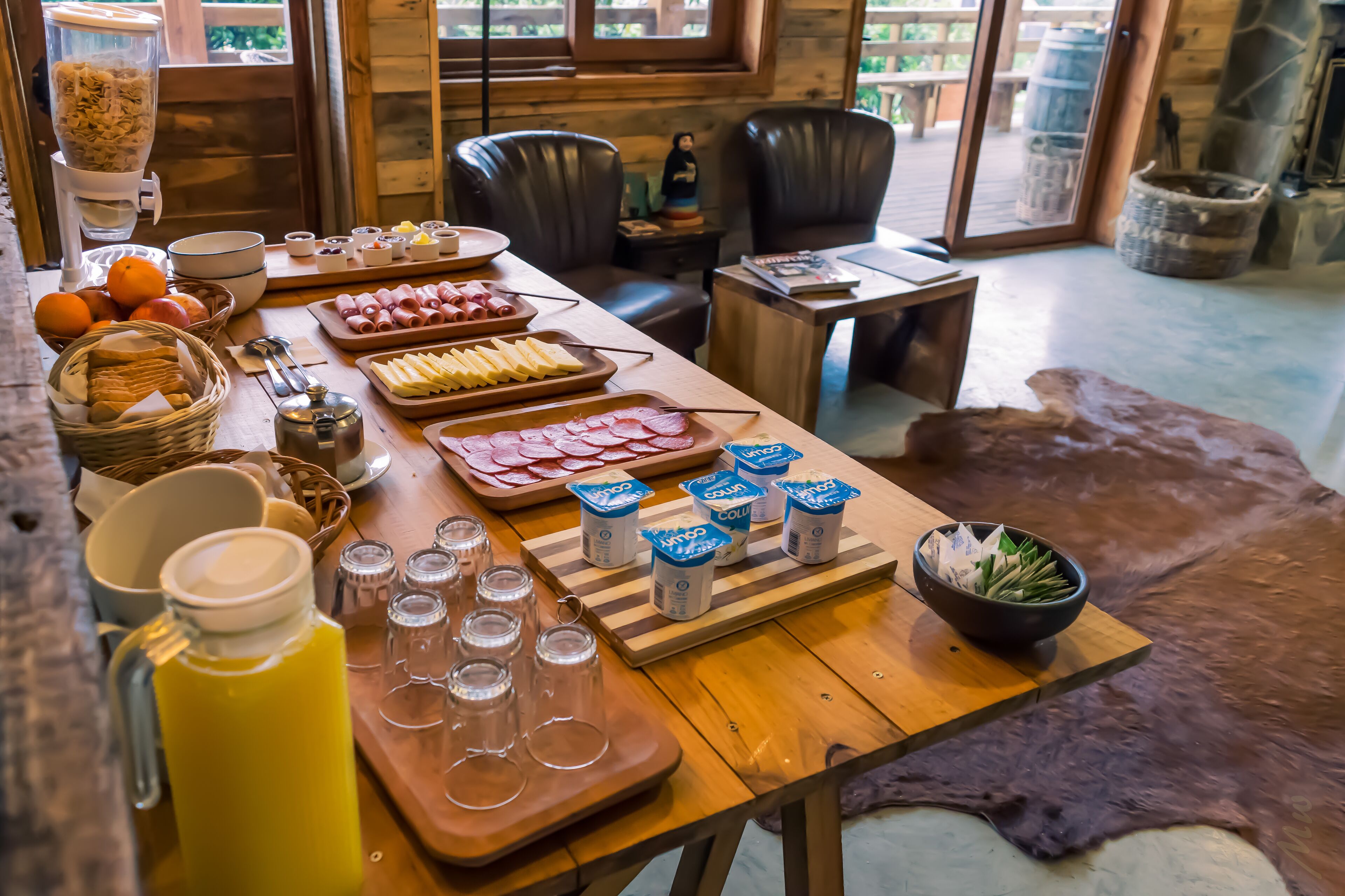 Buffet de café da manhã com diversos alimentos e bebidas.