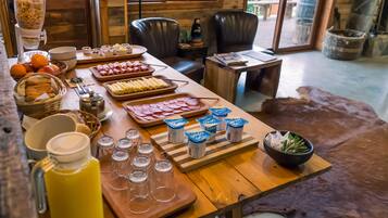 Buffet de café da manhã com diversos alimentos e bebidas.