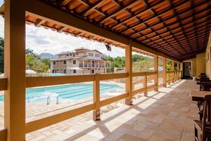 2 piscinas externas, guarda-sóis, espreguiçadeiras