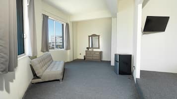 Quarto Júnior, 1 cama king-size, casa de banho privativa | Secretária, roupa de cama fornecida