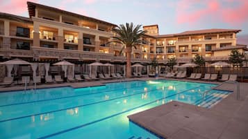 2 piscinas exteriores, toldos (sobretaxa), guarda-sóis