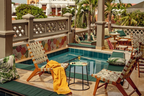 2 piscinas exteriores