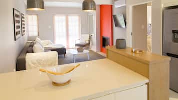Aloe: One-Bedroom Apartment | Sala de estar | Televisor de ecrã plano de 42 polegadas com canais via satélite