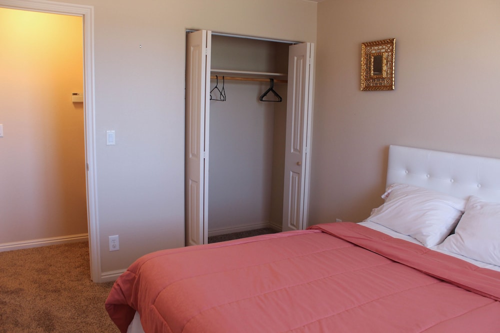 Clean And Comfortable End Unit, Larger Than The Others - Kanab, UT