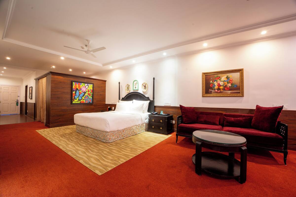 Quarto Standard | Roupa de alta qualidade, cofre no quarto, secretária