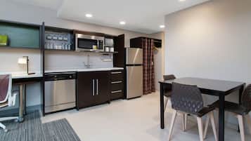 Suite, 1 quarto, não fumadores | Cozinha privada | Um frigorífico/congelador grande, um micro-ondas