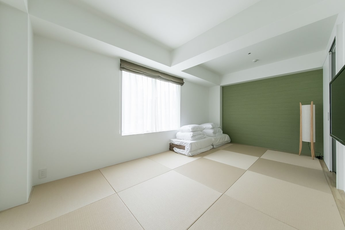 Roupas de cama premium, escrivaninha, cortinas blackout