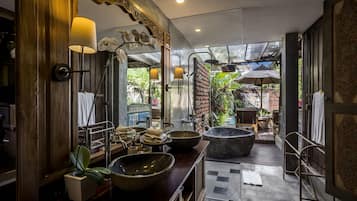 Villa Clássica, 1 quarto, piscina privativa (Artis Villa) | Casa de banho | Um polibã e uma banheira separados, um chuveiro fixo