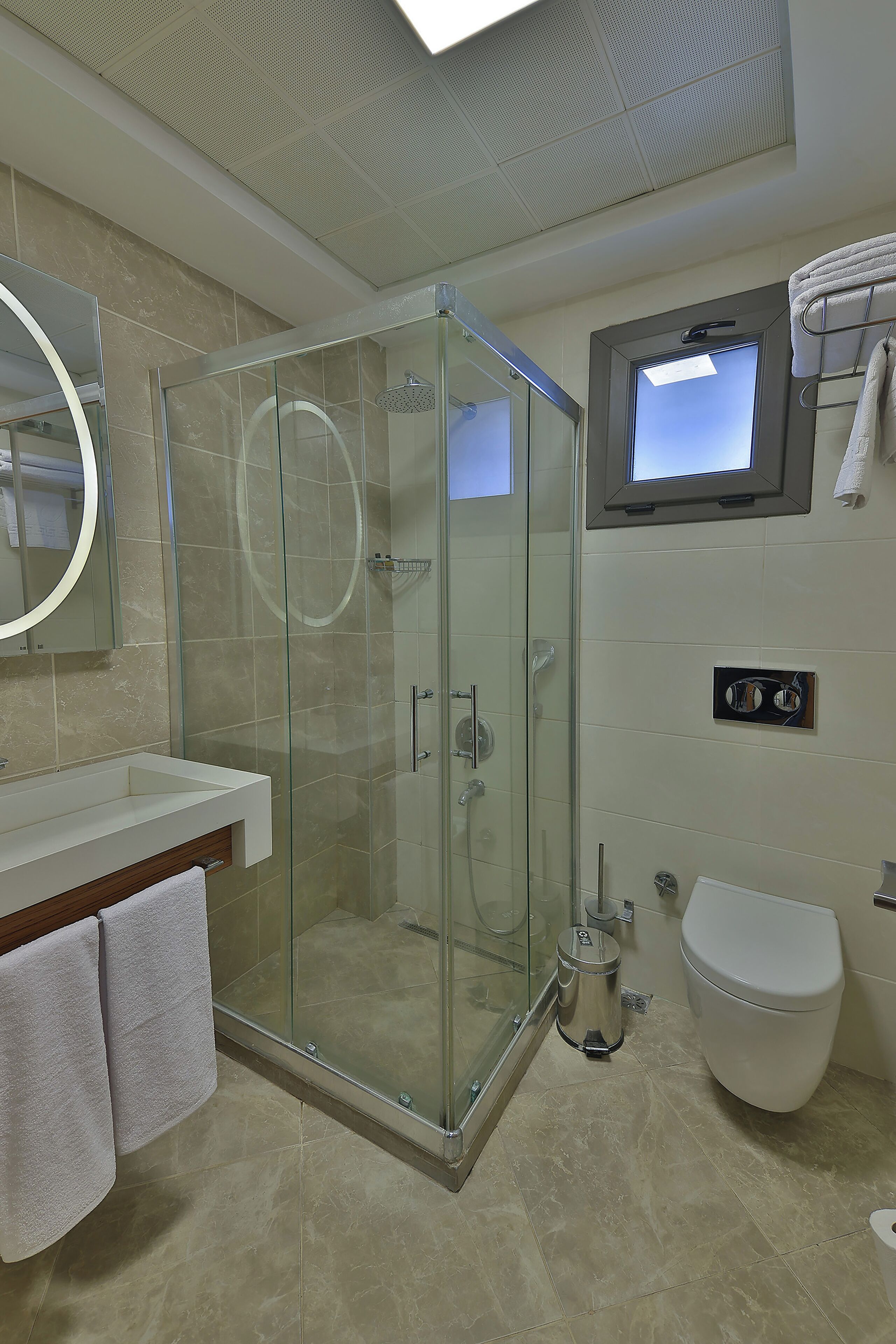 Quarto Standard | Casa de banho | Artigos de higiene pessoal grátis, um secador de cabelo, chinelos 